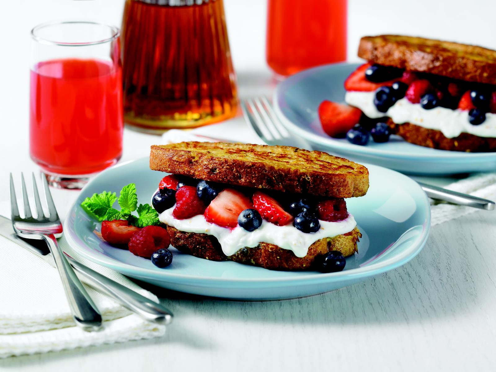 Sandwiches de pain doré avec garniture fruitée