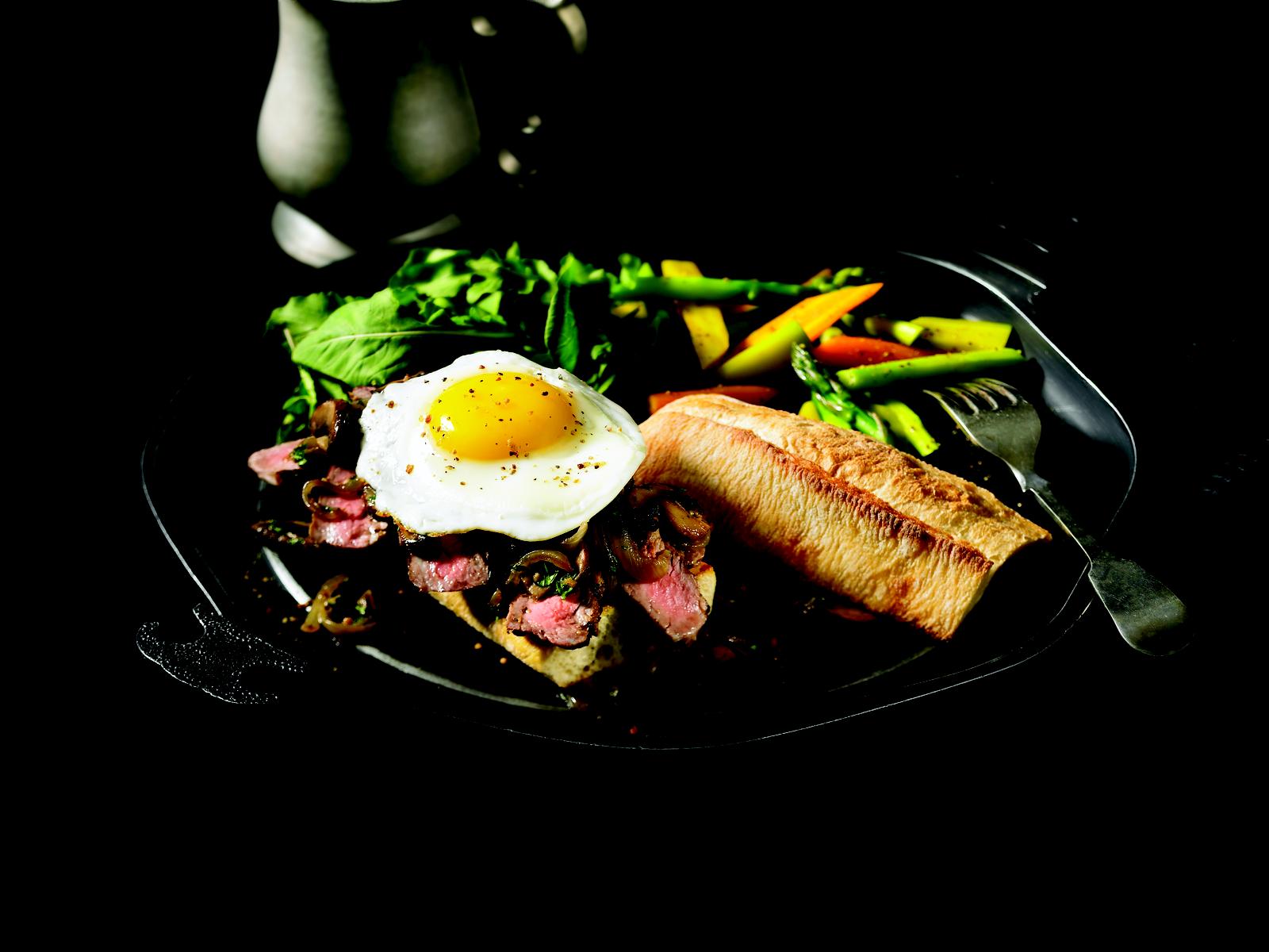 Sandwich de luxe aux œufs et au bifteck