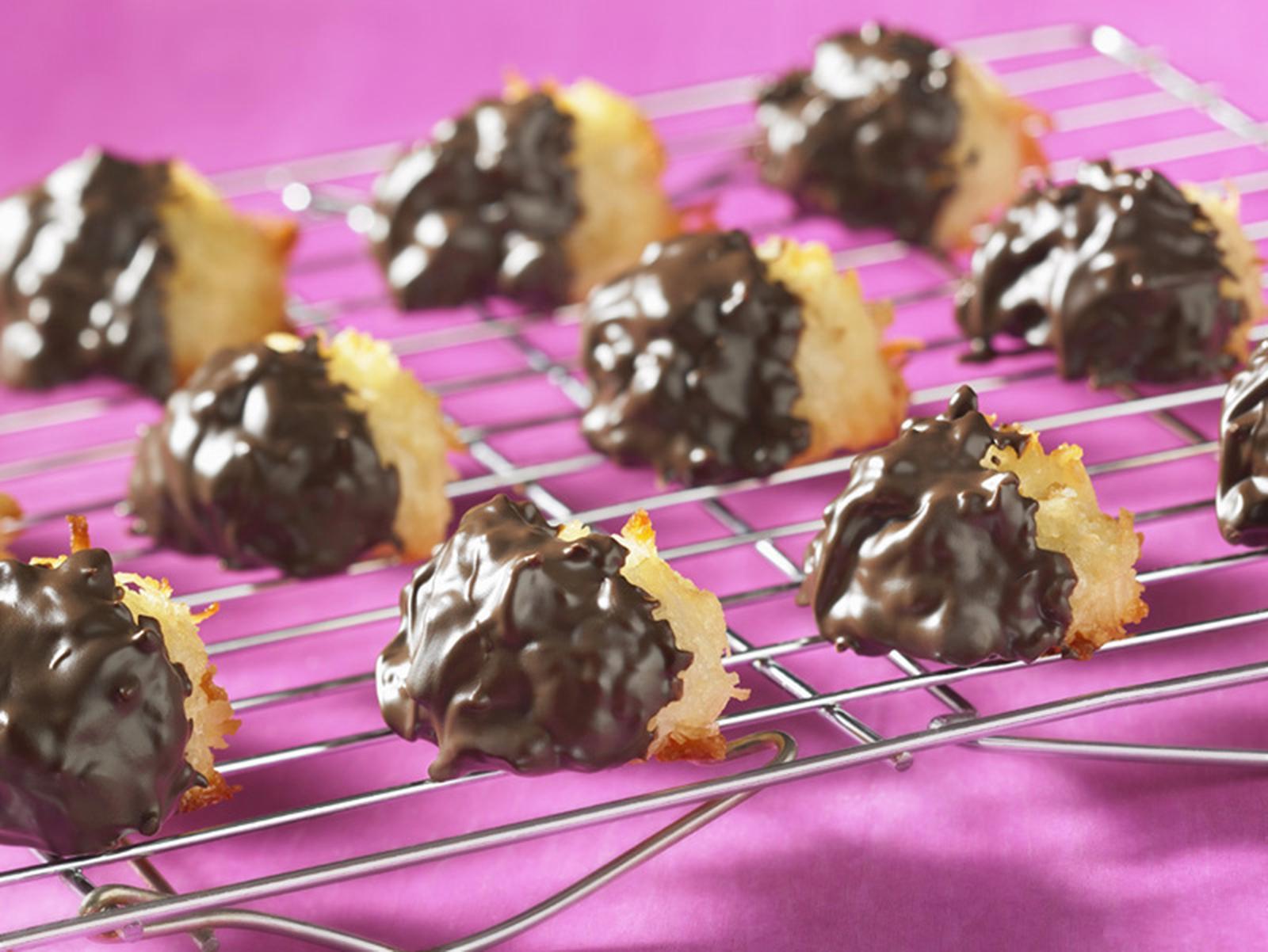 Macarons à la noix de coco trempés dans le chocolat